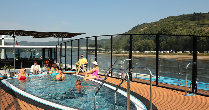 swim up bar